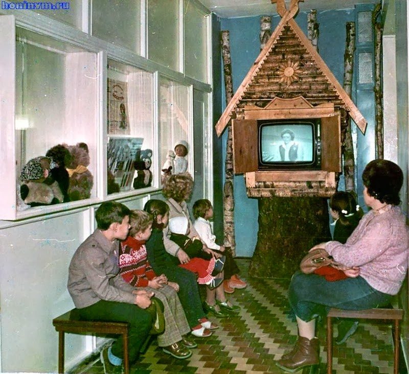 30 Fascinating Color Photographs Capture Everyday Life in the USSR in ...