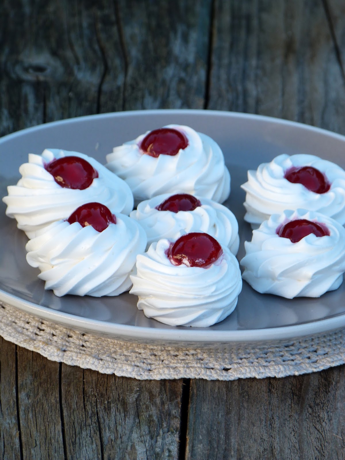 Chic, Chic, Chocolat: Meringues aux cerises confites