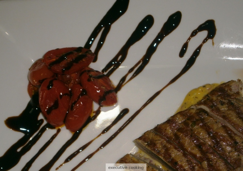 executive cooking: ΦΙΛΕΤΟ ΜΟΣΧΑΡΙ ΜΕ ΣΩΣ ΜΠΕΑΡΝΕΖ & ΝΤΟΜΑΤΙΝΙΑ