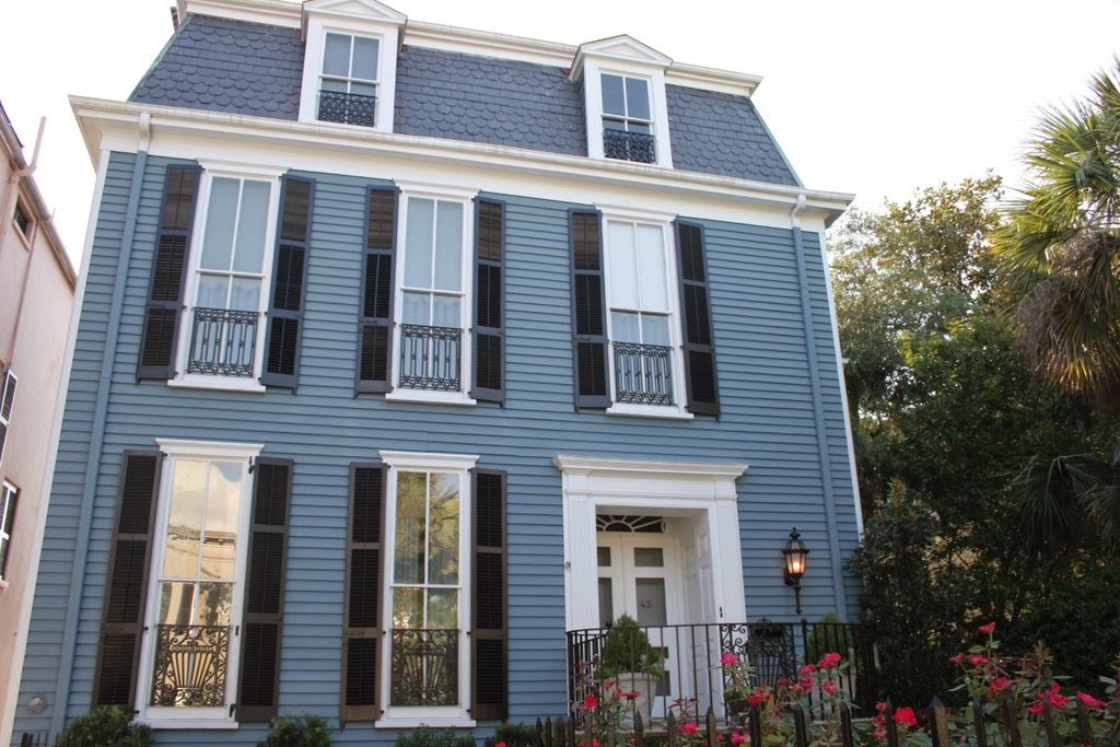 Home Priority: Breathtaking House Designs with Mansard Roof