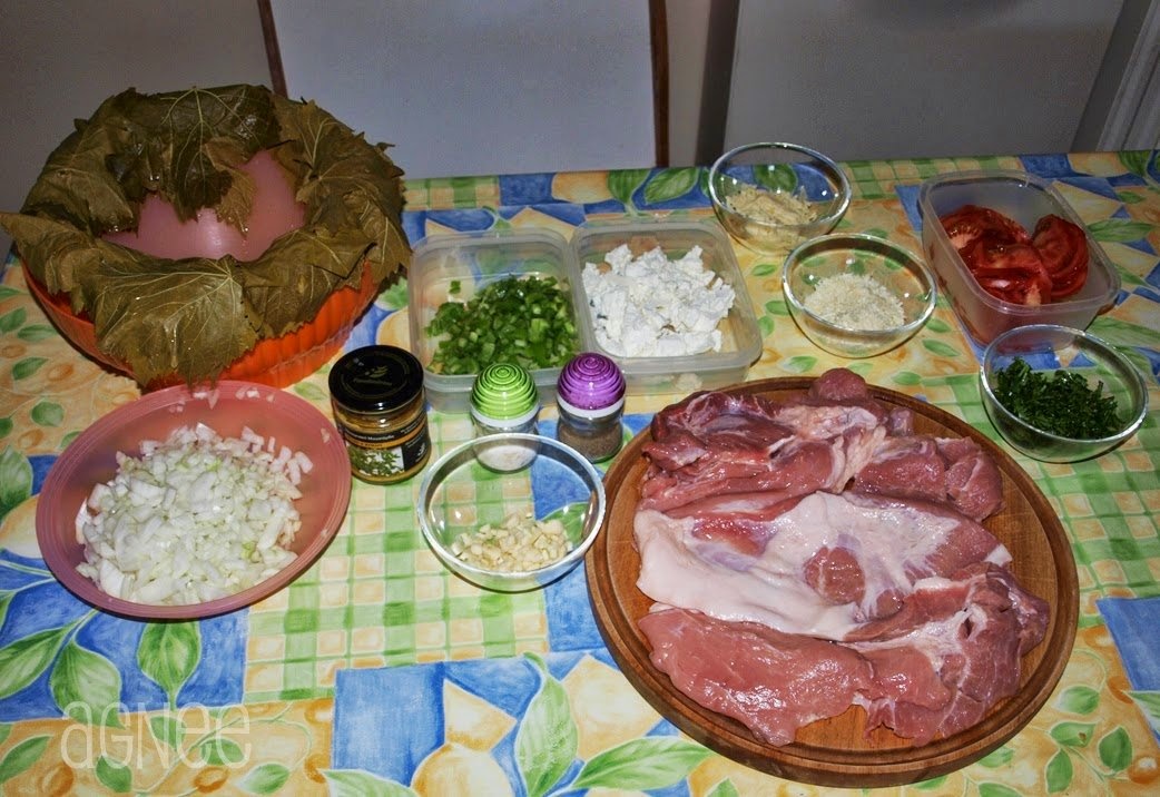 Szőlőlevélbe göngyölt disznóhús-tekercs