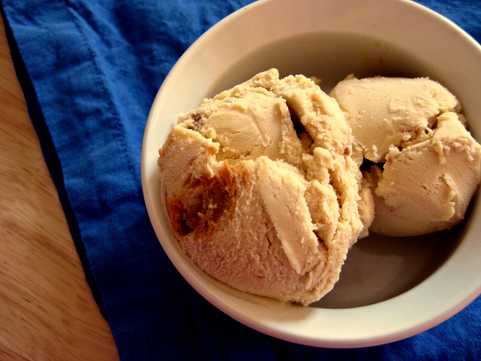 Biscoff swirl gelato - Eva Bakes