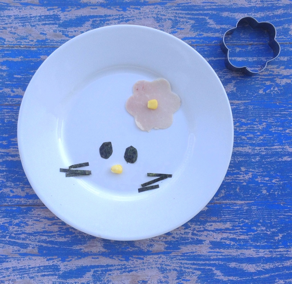 Mamabelly's Lunches With Love: Hello Kitty Bento with {tutorial}