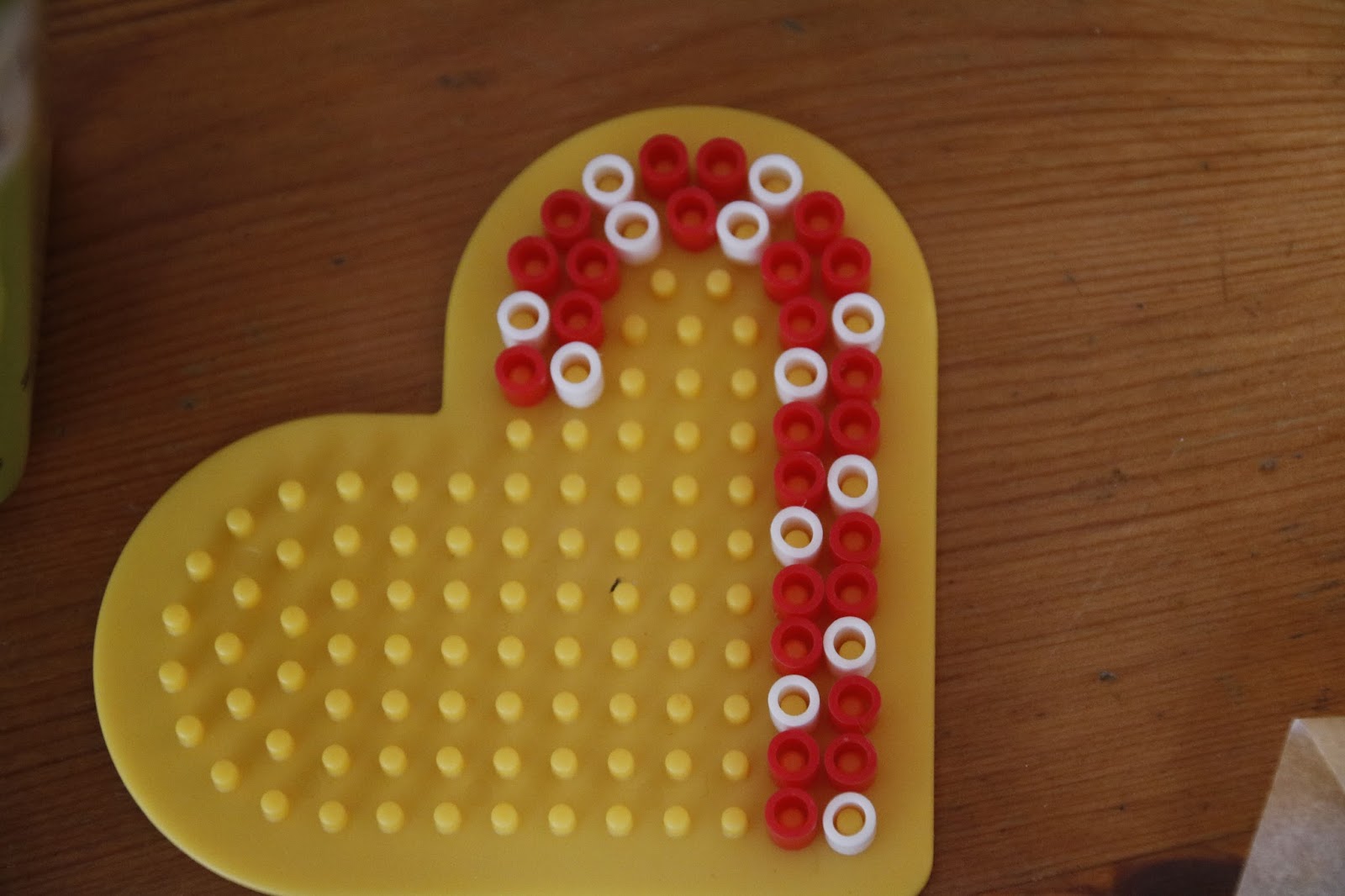 Ania mama Agnieszki: Świąteczne przywieszki z koralików - pyssla IKEA ...