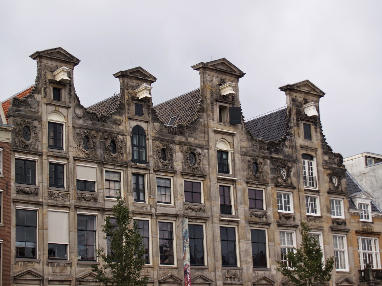 'ZIEN EN WETEN': GRACHTENPANDENGEVELS VAN AMSTERDAM. (DEEL 3)