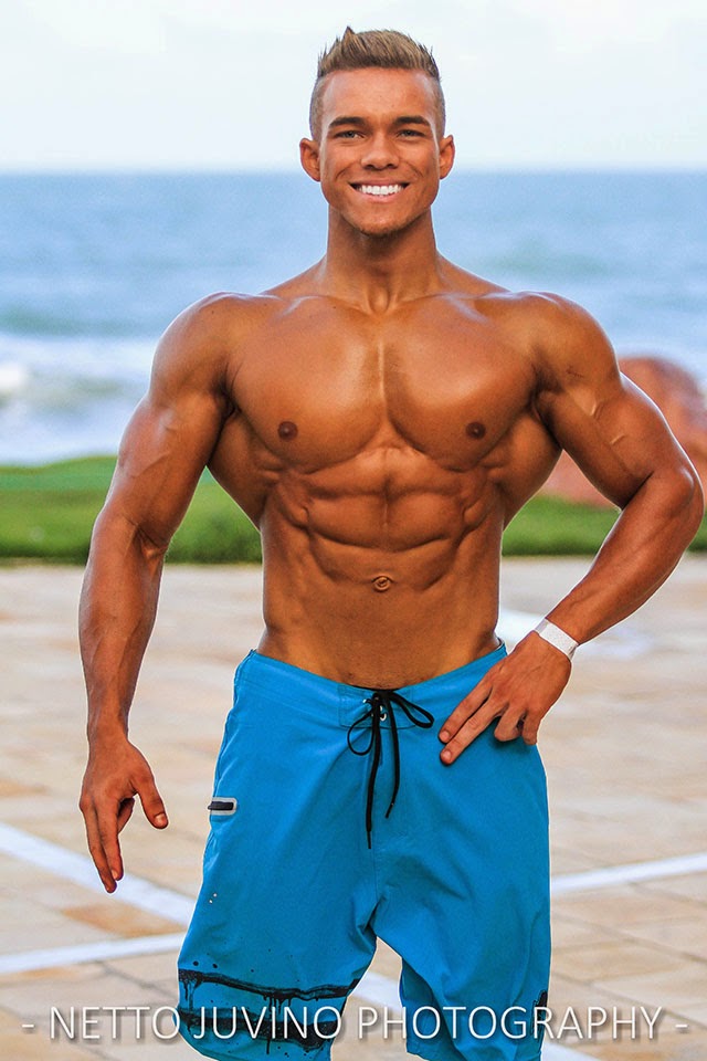 Vitor Chaves é Campeão Men's Physique Overall do Estreantes 2015 da IFBB-RN