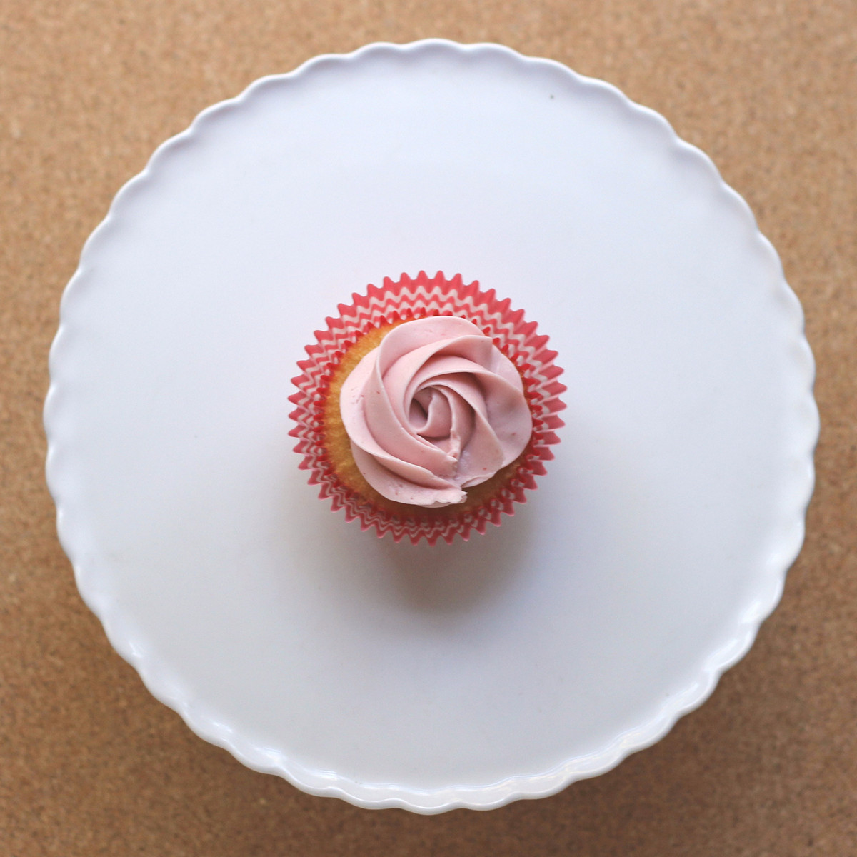 Cookistry: White Chocolate Cupcakes with Raspberry Mousseline