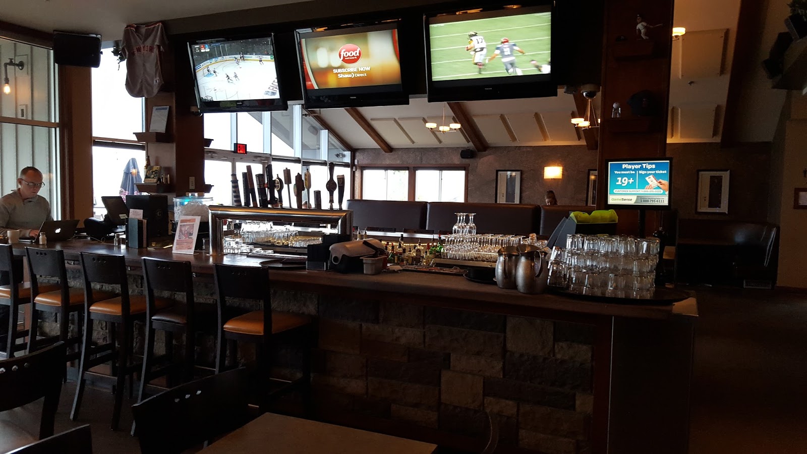 Jeeps Pubs Taverns and Bars: Kingfishers Waterfront Bar and Grill ...