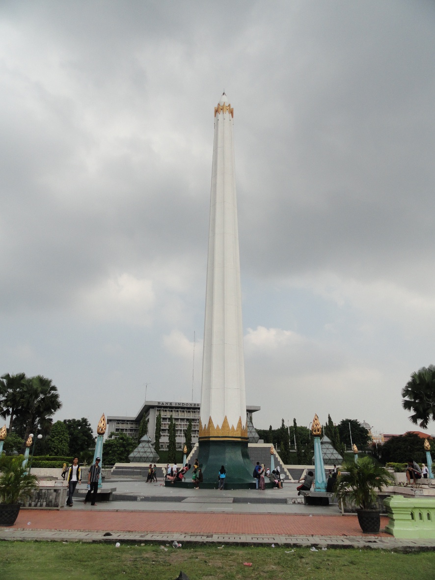 Rhien's Travel Writing Blog: Tugu Pahlawan Surabaya