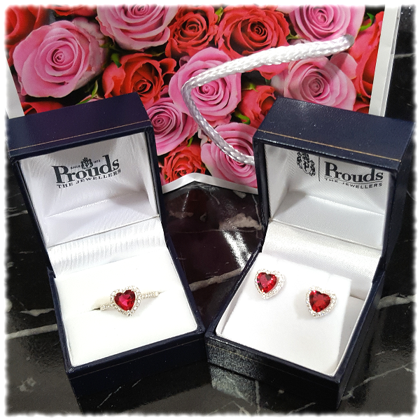 kats colourings: Bloggiversary Giveaway - Prouds Jewellery!...