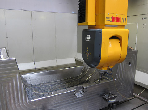 Centri di lavoro Breton MATRIX 800 e 1000 mentre lavorano stampi ...