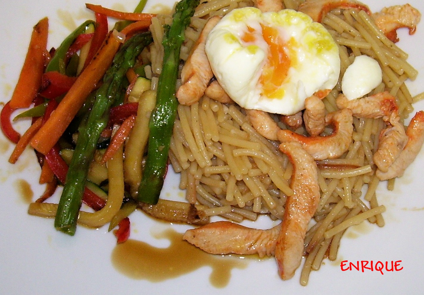 LA COCINA DE ENRIQUE: FIDEOS SALTEADOS CON CARNE VEDURAS Y HUEVO ESCALFADO