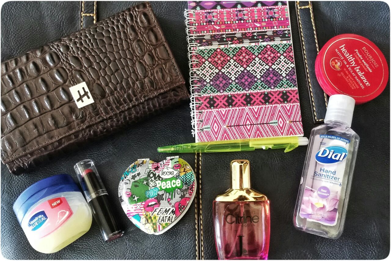 Mahnoor's Lounge: 9 Things Every Woman Should Have In Her Purse
