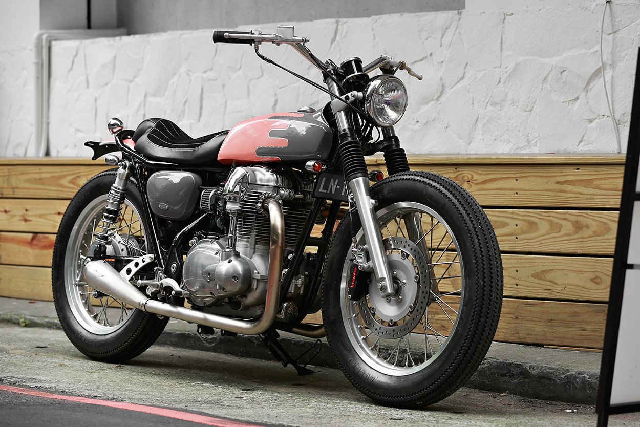 Hell Kustom : Kawasaki W800 By 2 Loud Custom Shop