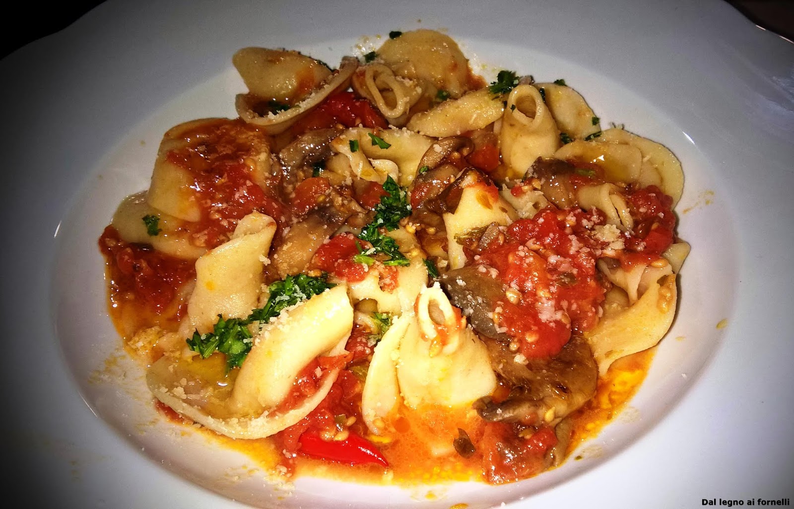 Cappellacci del brigante con pomodorino sciuè sciuè e funghi.