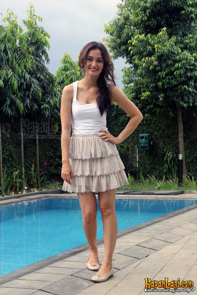 Galeri Artis Hot: Atiqah Hasiholan Galeri Artis Hot: Atiqah Hasiholan