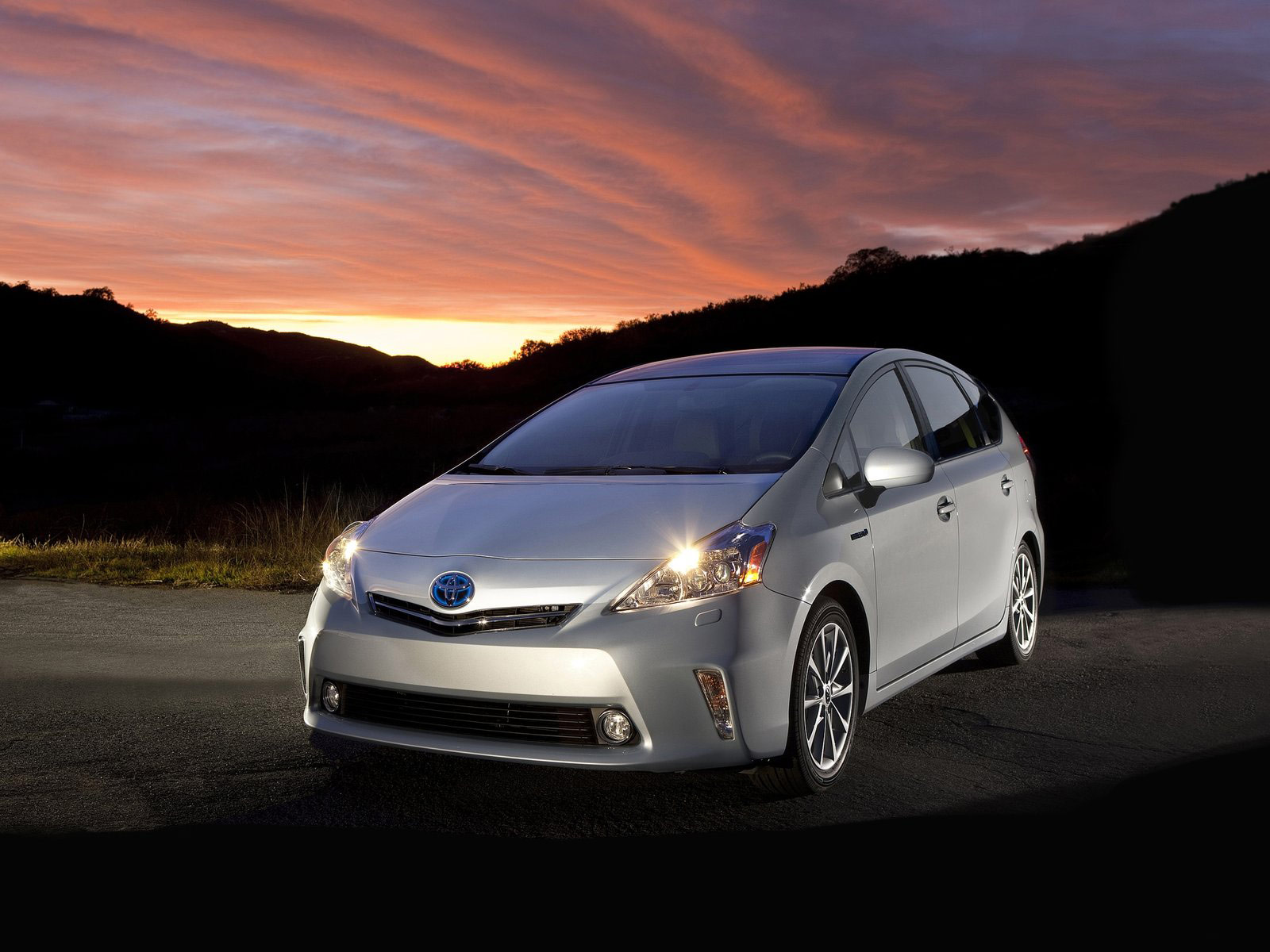 Japanese car photos | 2012 TOYOTA Prius V