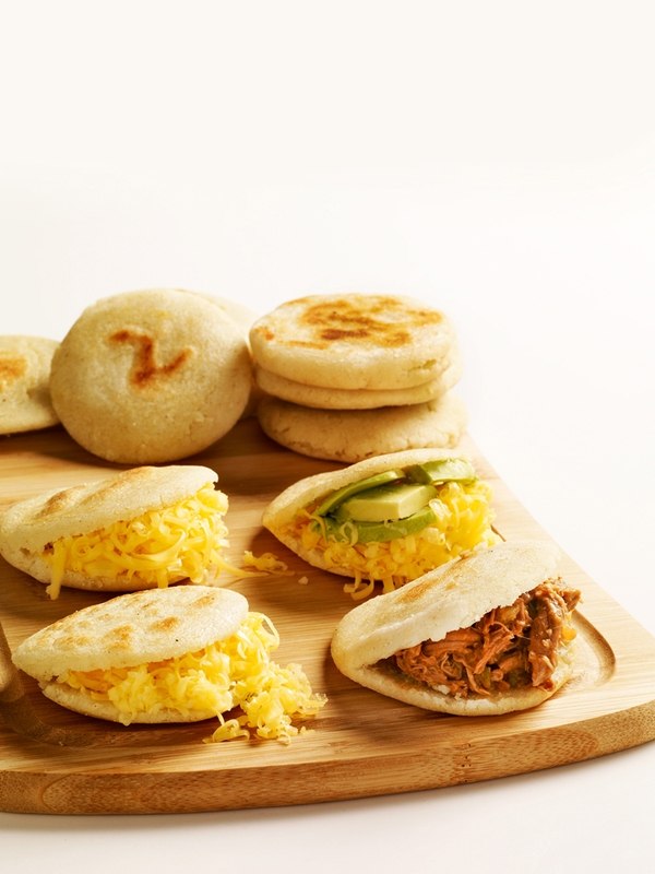 Arepas venezuelanas com queijo, queijo e abacate ou carne desfiada