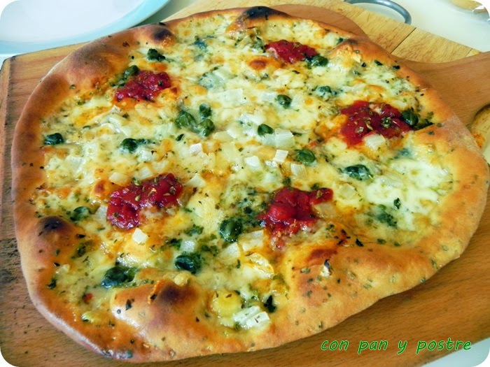 Con pan y postre: Pizza al ajo con quesos y algunos cambios