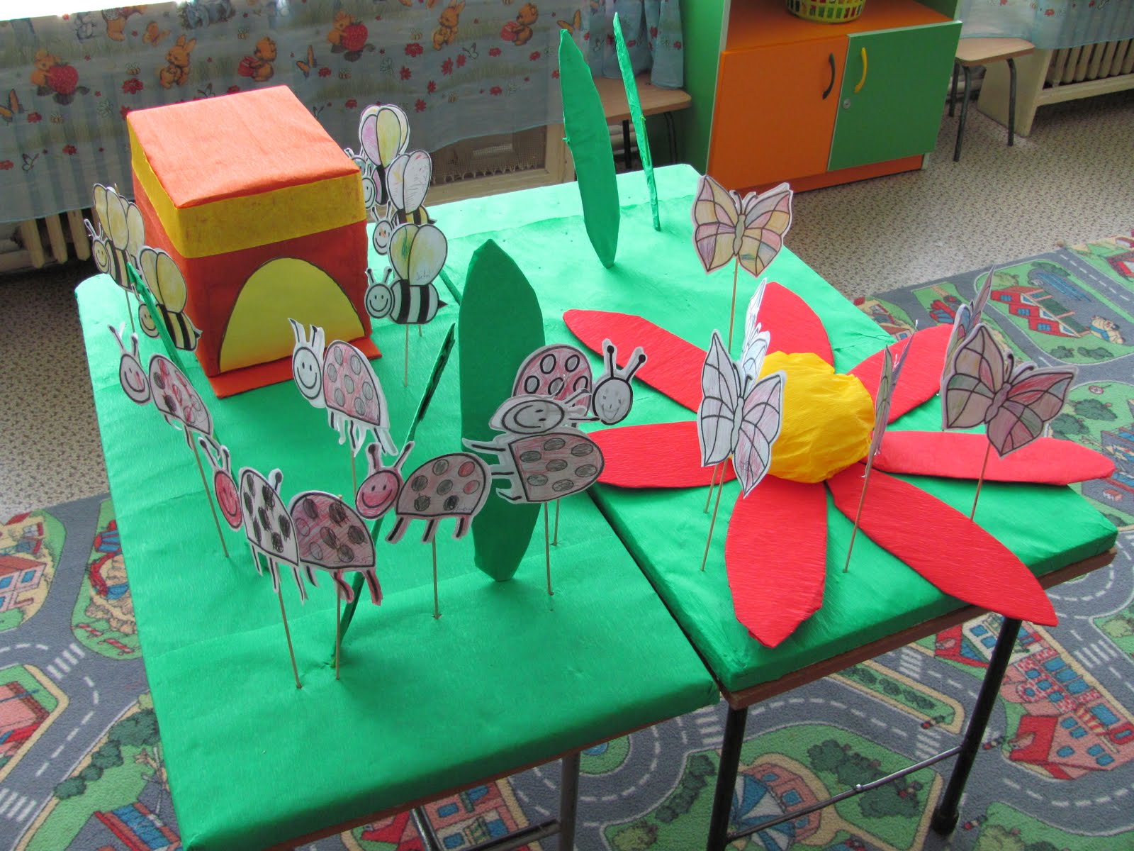 PITIC DE NOTA 10: "LUMEA INSECTELOR PE ÎNŢELESUL CELOR MICI"