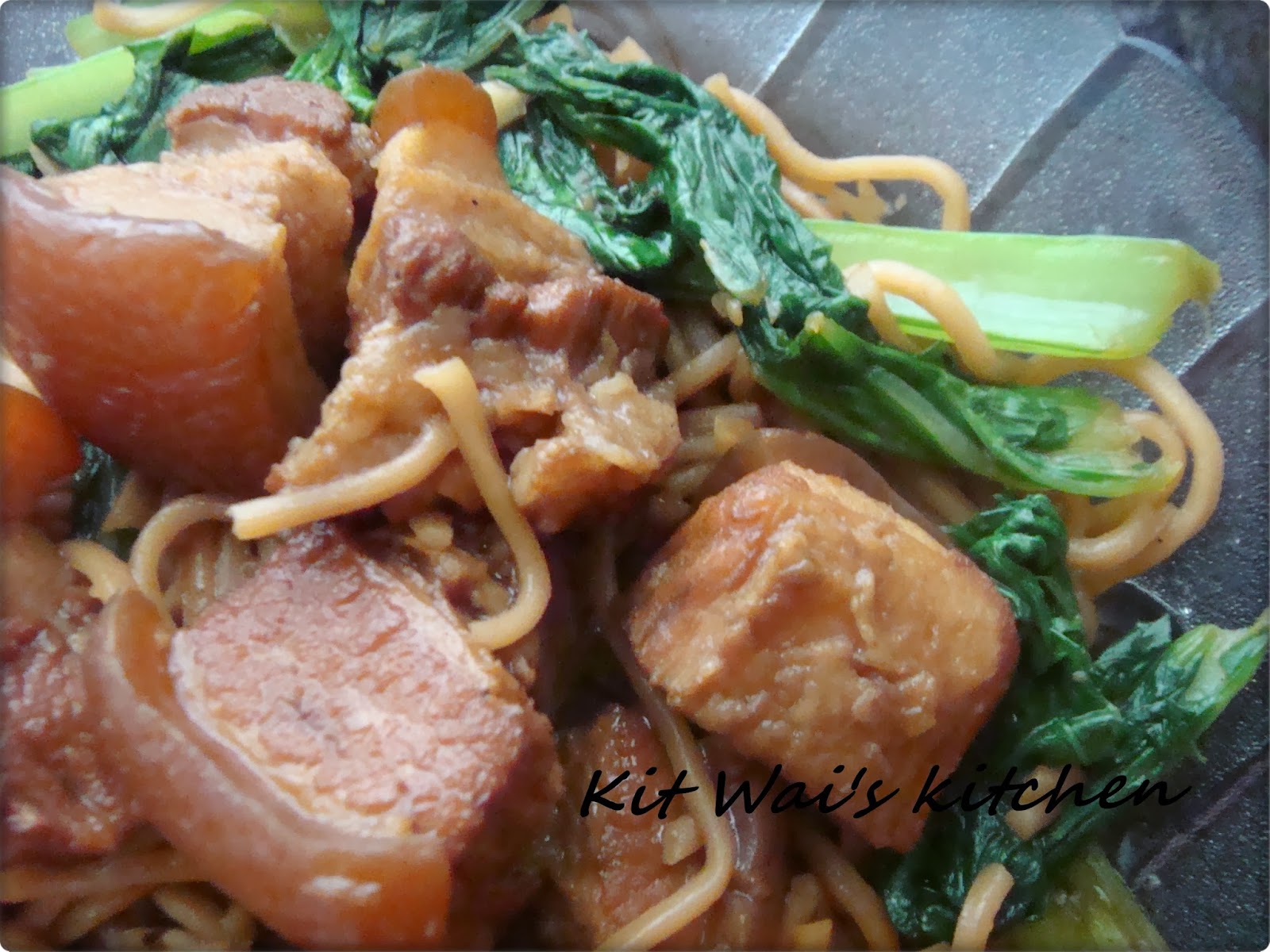 Kit Wai's kitchen : 五香卤肉焖伊面 ~ Braised Yee Mee with Five Spice Pork Belly