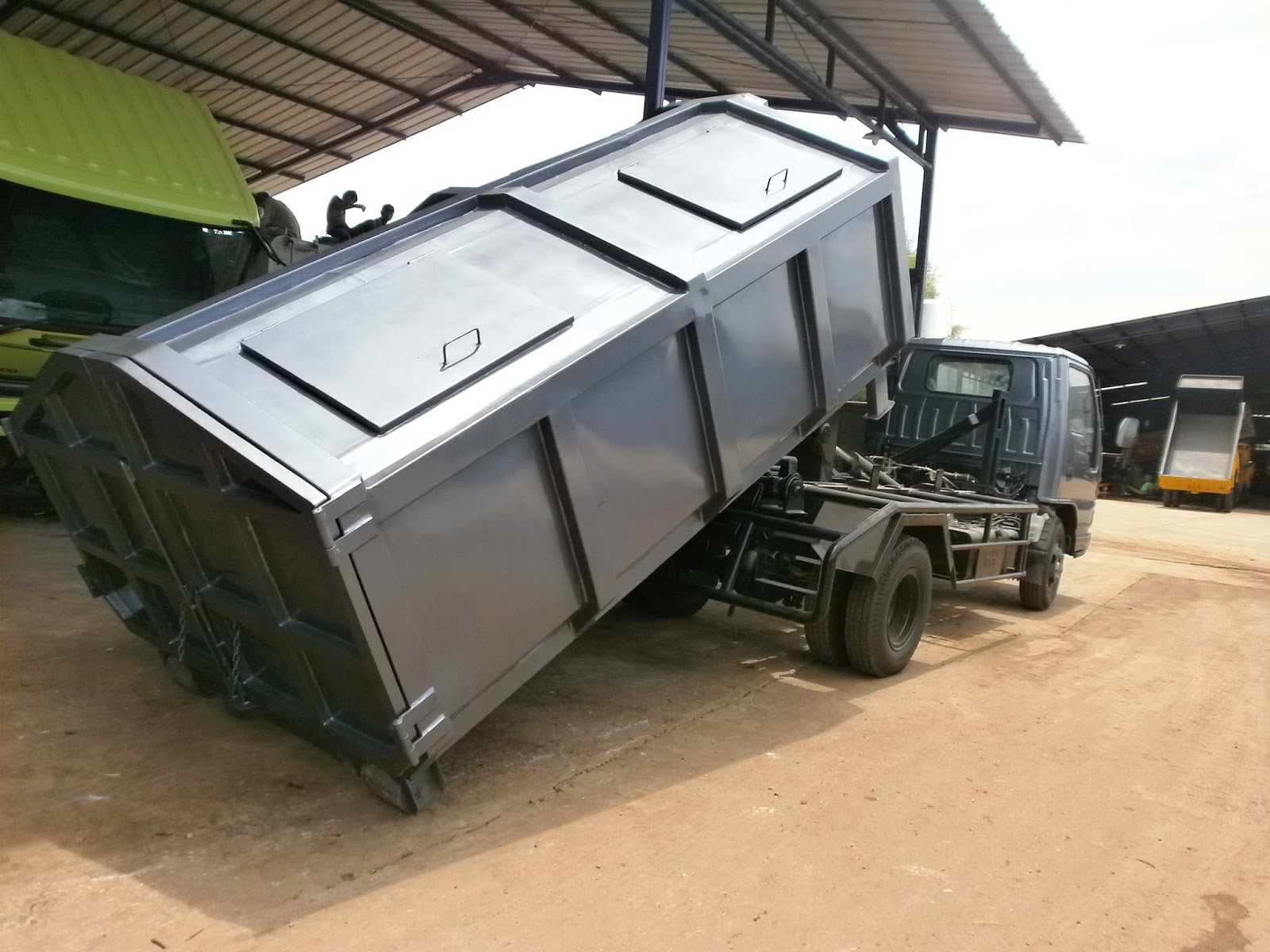 KAROSERI DUMP TRUCK , HIBLOW DAN CONCRETE MIXER: ARM ROLL 6 TON