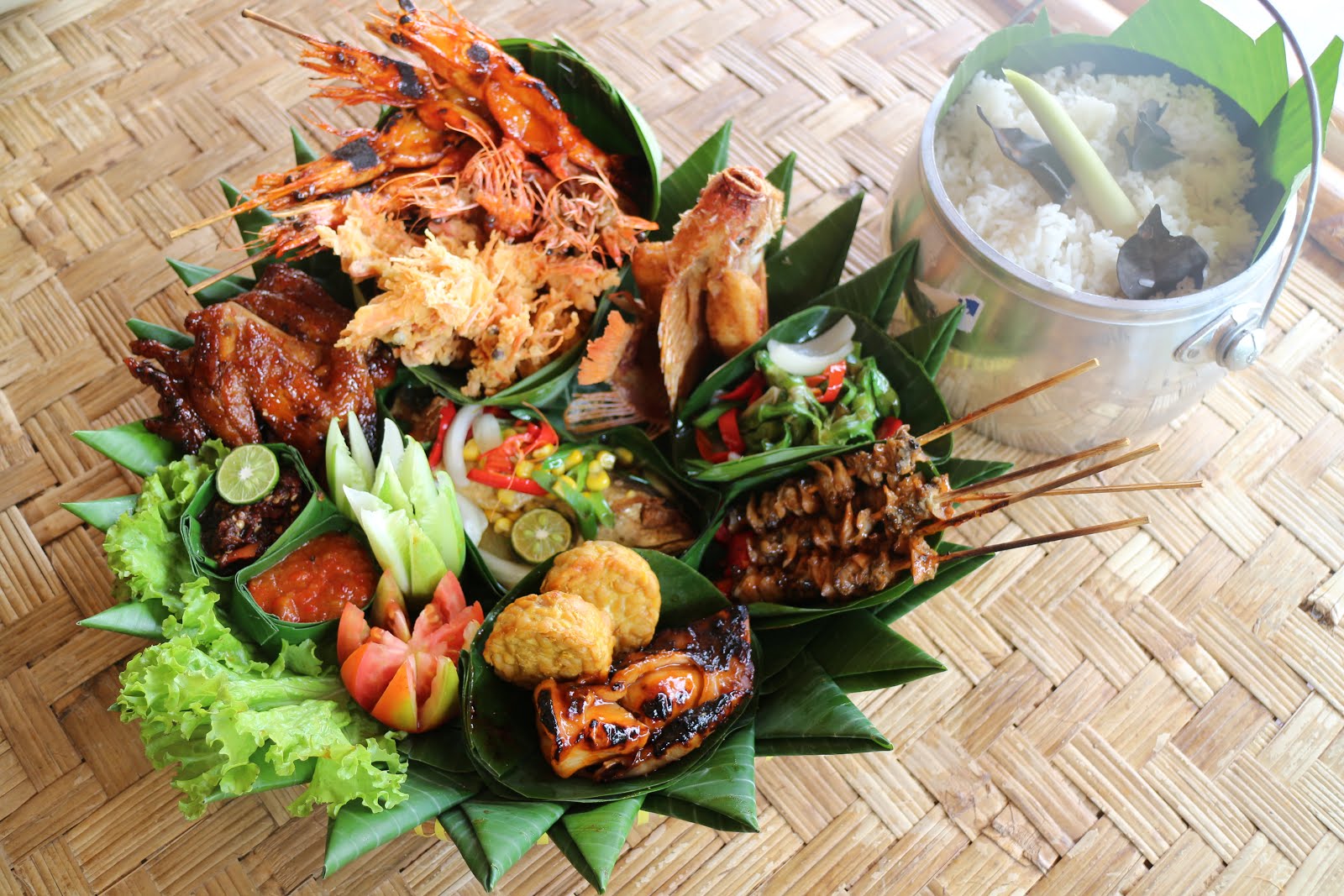 Gubug Makan Mang Engking BSD City: Buku Menu