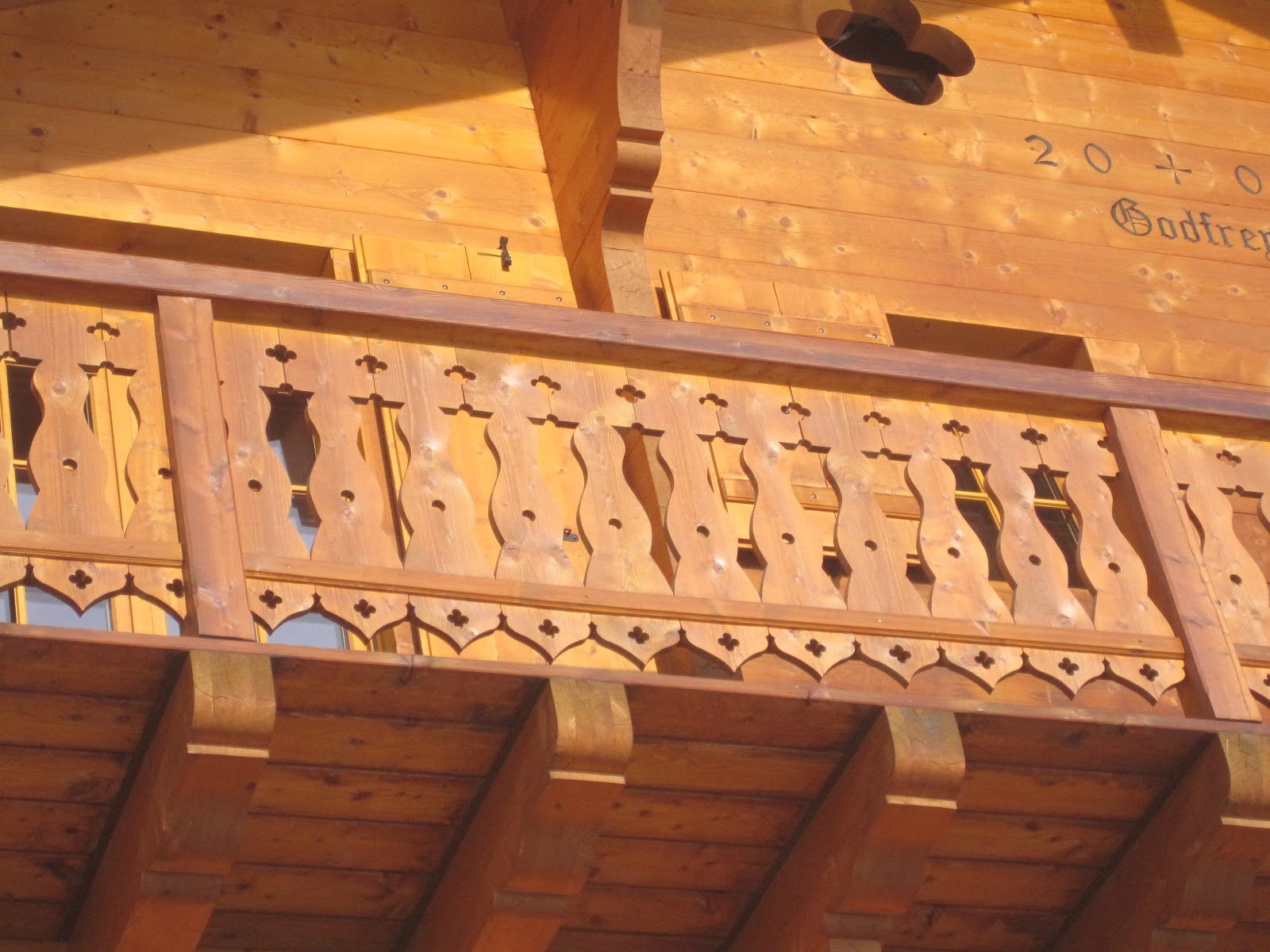 Balcony detail on modern chalet | Swiss chalet, Balcony design, Rustic ...