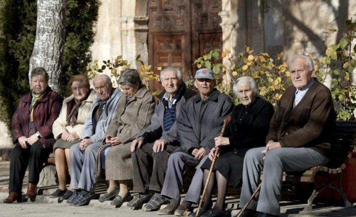 Desde el mirador de Javaloys: LA POBLACIÓN ESPAÑOLA ENVEJECE AÚN MÁS RÁPIDO