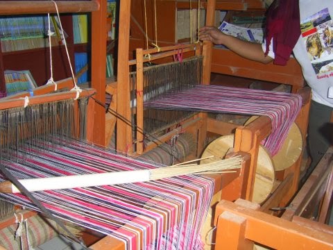 pengrajin tenun bali: alat tenun bukan mesin (ATbm) Griya puri