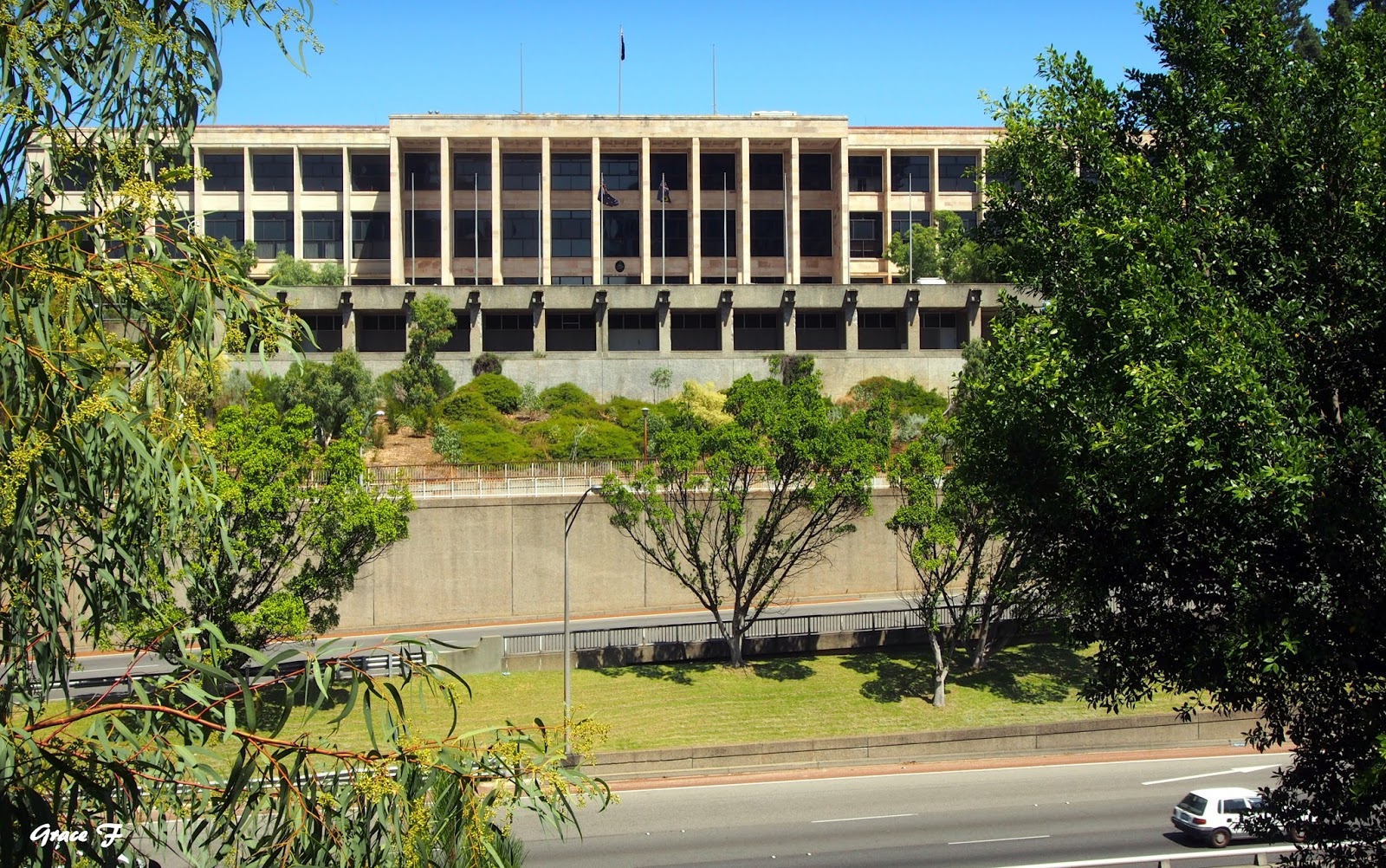Perth Daily Photo : Parliament House.. finding the 'good' side.