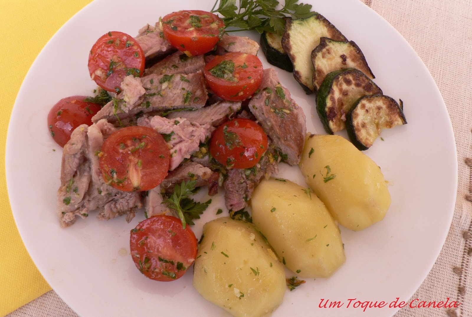 UM TOQUE DE CANELA: FEBRAS DE PORCO COM GREMOLATA