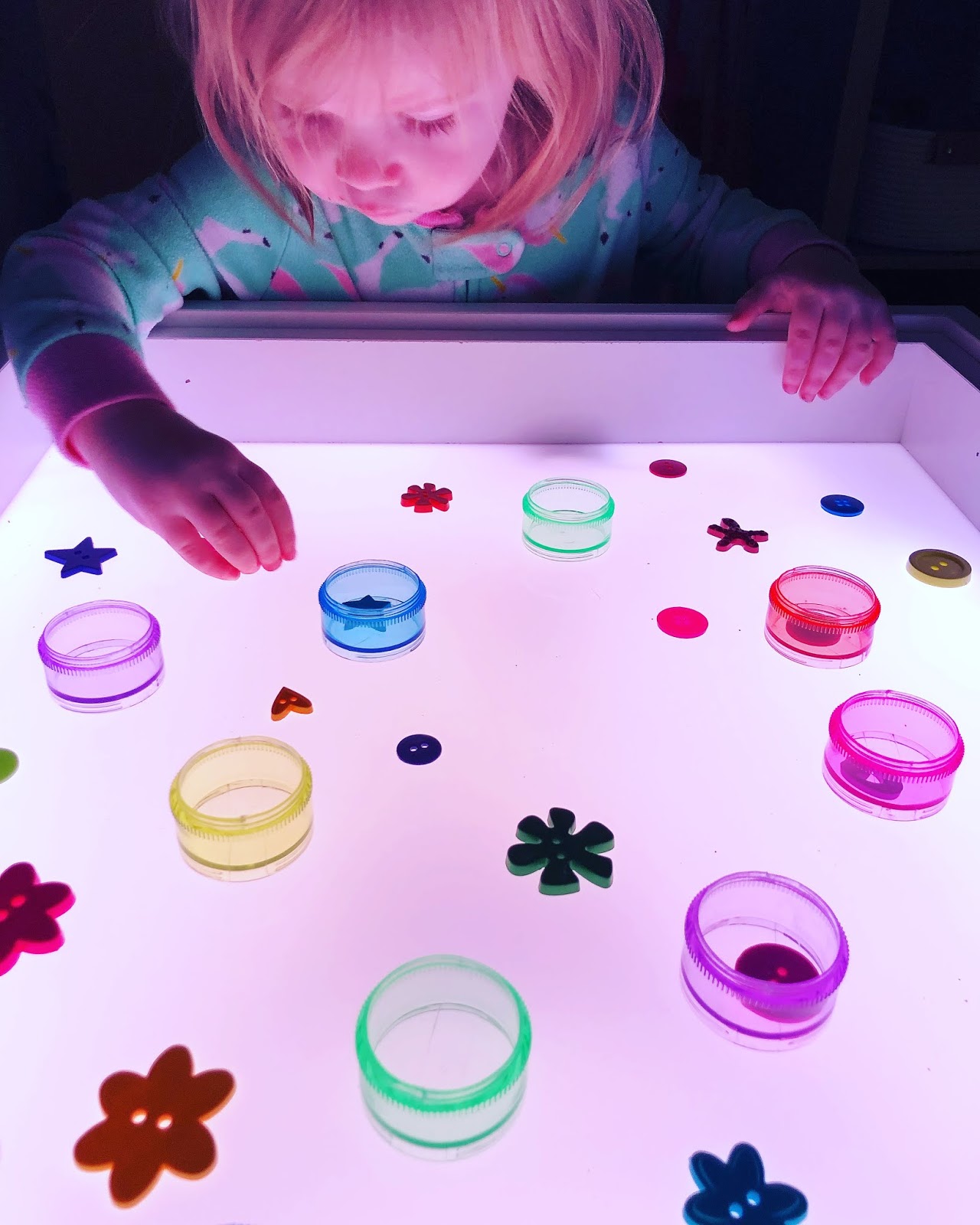 Find the Little Mind: Lights, camera... PLAY! 5 Simple Light Box ...