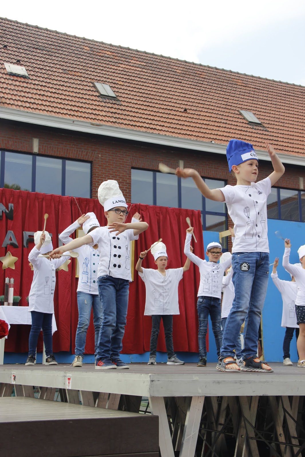 Activiteiten met heel De Wegwijzer!: Schoolfeest: Aan tafel!