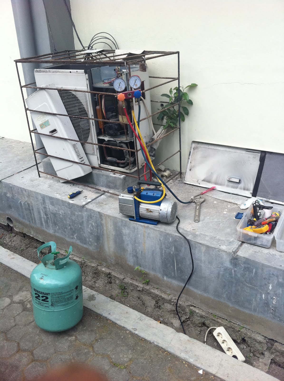 TFRESH SERVICE AC: instalasi outdoor unit
