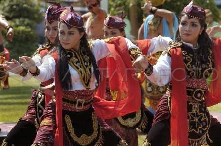 DUNIA TARI: Busana dan Tata Rias Tari