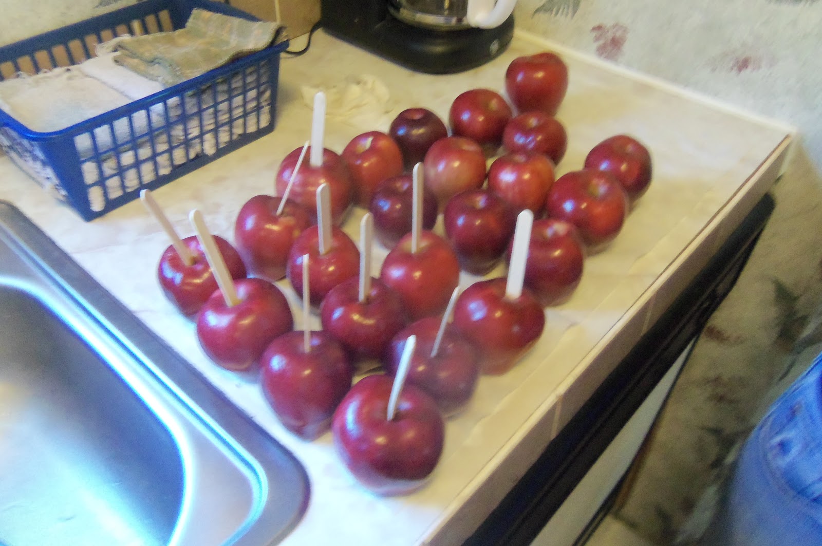 The Hawkins Family: Candy Apple How-To