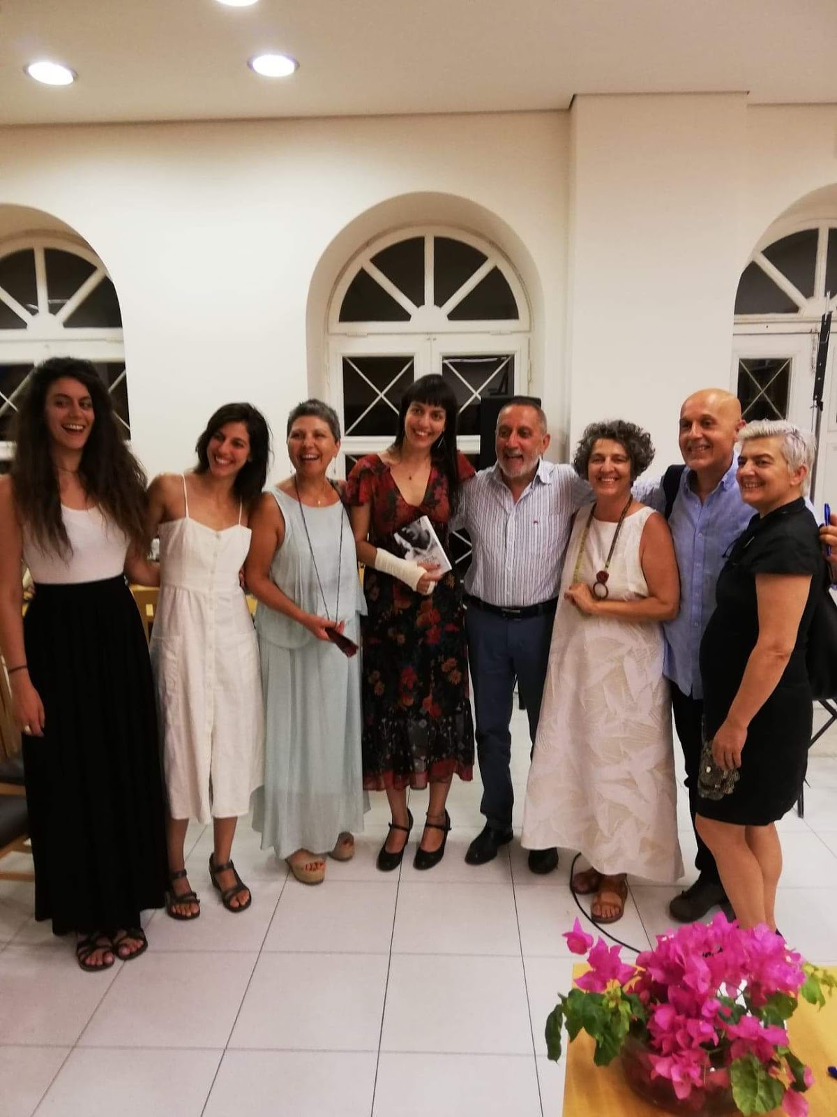 Ιδιωτική Οδός: "ΤΑ ΠΟΥΛΙΑ ΜΕ ΤΟ ΜΑΥΡΟ ΚΟΛΑΡΟ" ΤΟΥ ΚΩΣΤΑ ΛΟΓΑΡΑ ΣΤΗ ΣΥΡΟ