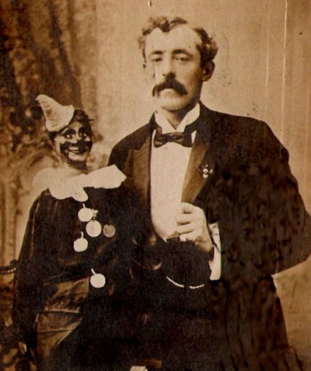 33 Creepy Vintage Portrait Photos of Ventriloquists With Their Dummies ...