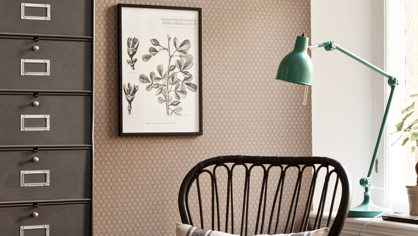 Keltainen talo rannalla: Persoonallisia koteja ja tapetteja