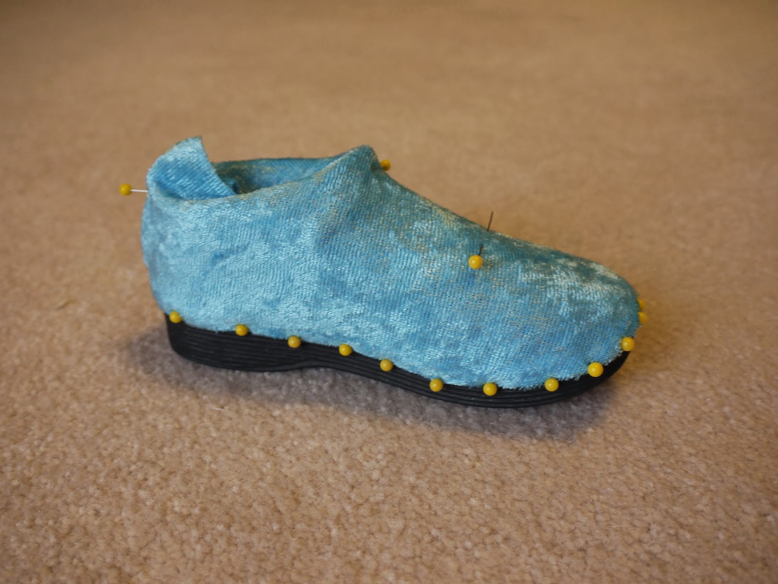 The Design Loft: Recovering Shoes - a step by step how to guide