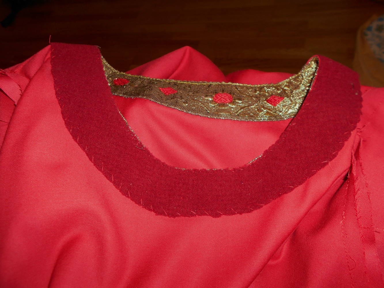Eva's historical costuming blog: Shaping woven trim around a neckline