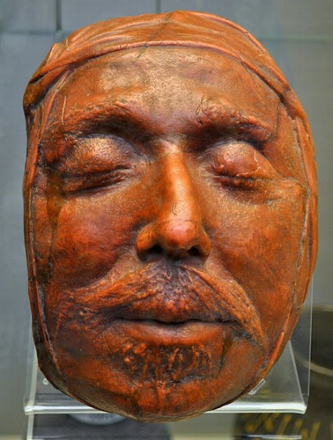 Death Masks of the Famous People (12 pics)