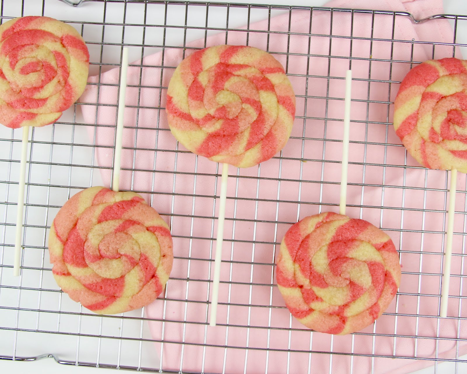 {VIDEO} Pink Rainbow Swirl Lollipop Cookies - The Lindsay Ann
