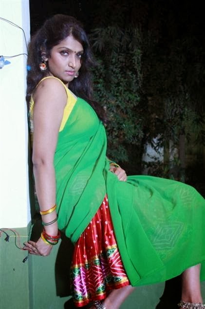 kerala mallu doodhwali aunty bhuvaneswari exposing deep navel big ...