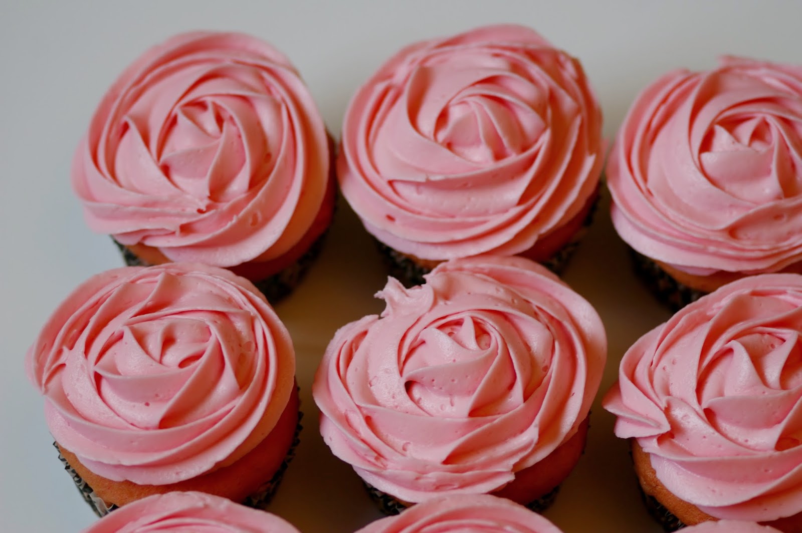 The Kissing Crust: Easy Swirl Roses Tutorial