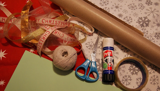 DIY CHRISTMAS DINNER TABLE CRACKERS - A Life With Frills