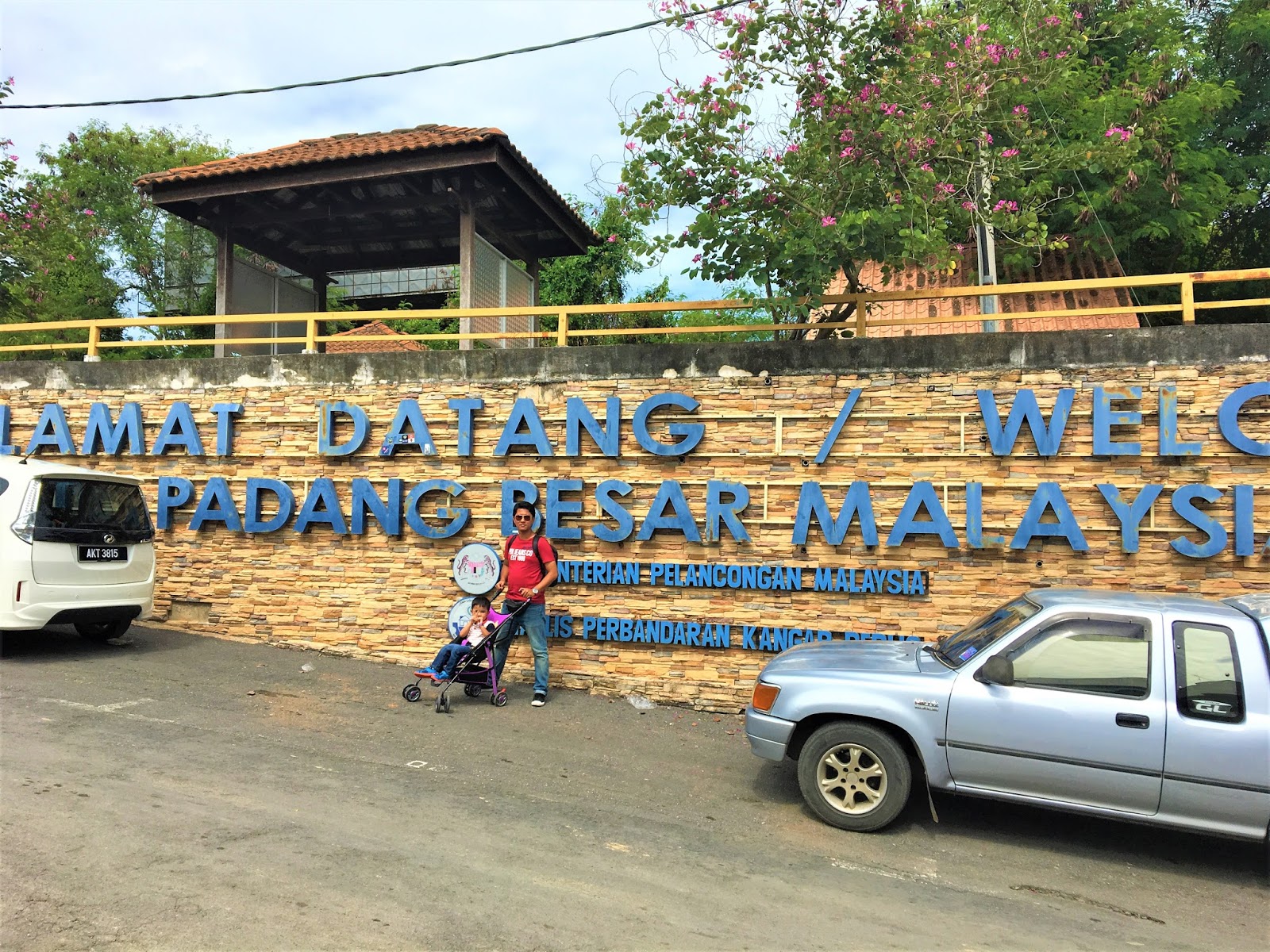 Shopping Sakan Di Padang Besar, Borders Of Malaysia-Thailand