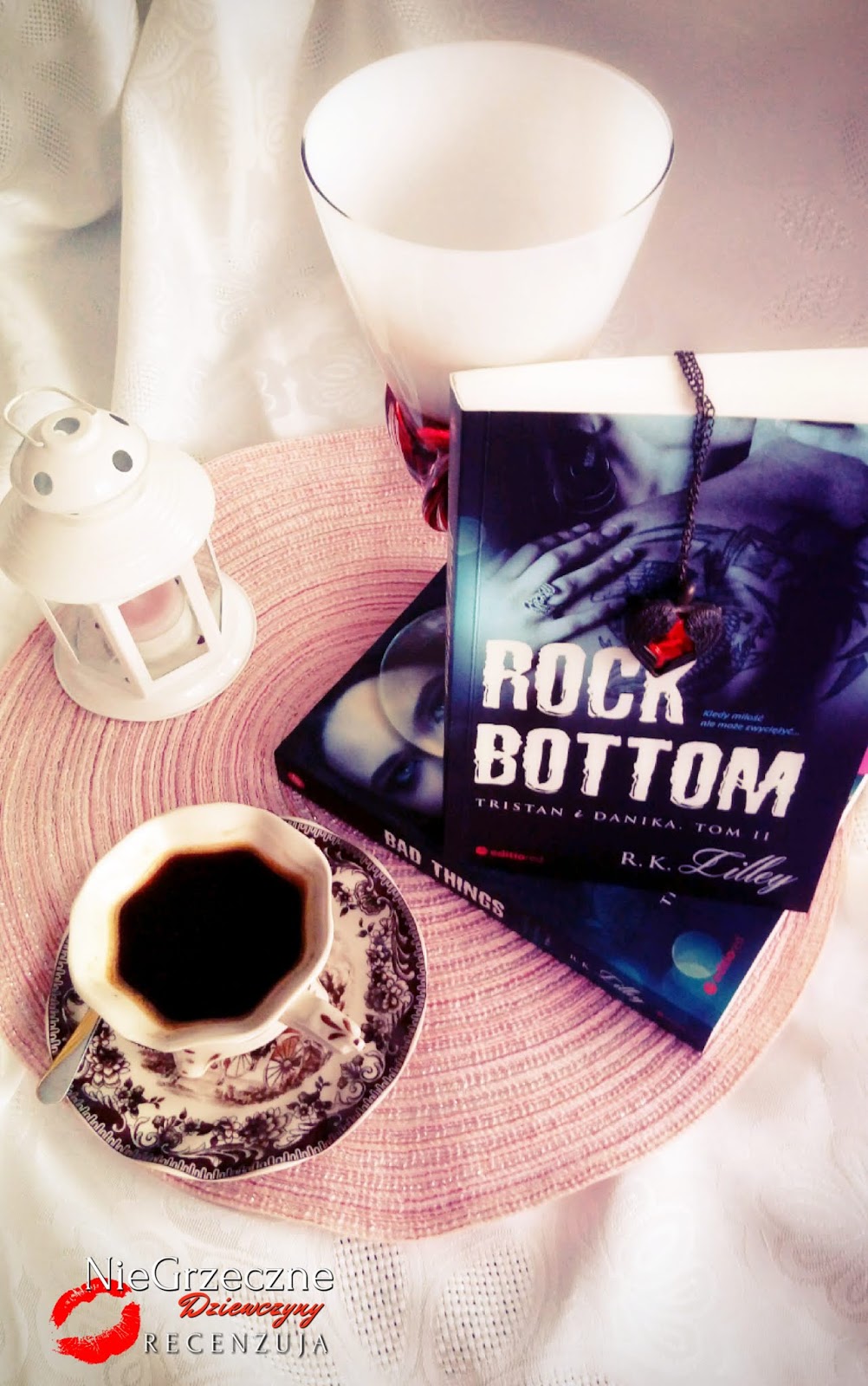 Mroczna kontynuacja miłości, która niesie ból — przedpremierowo „Rock Bottom” R.K. Lilley [Lily ...