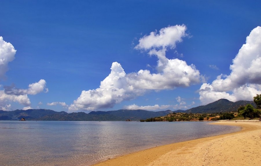 Tempat Wisata Pantai lariti Bima Pantai Perawan dan Menakjubkan